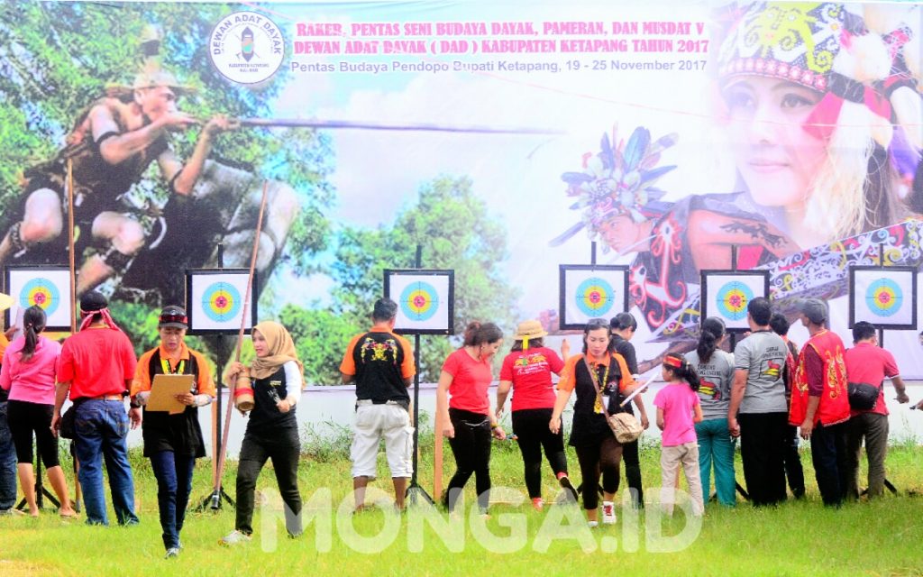 Di Sela Kesibukan, Bupati Martin Rantan Menyaksikan Lomba Sumpit | MONGA